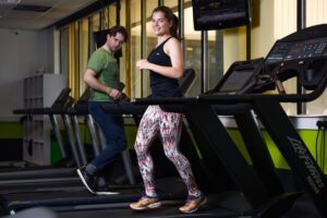 Running Backwards: 9 Benefits of Retro Running + 7 Key Tips