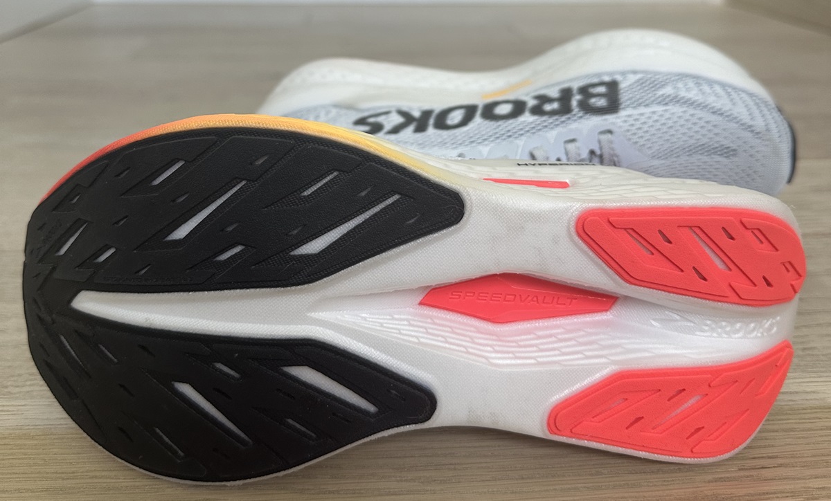 Brooks Hyperion Max 2 | Straddling Daily Trainer and Speed - RunToTheFinish